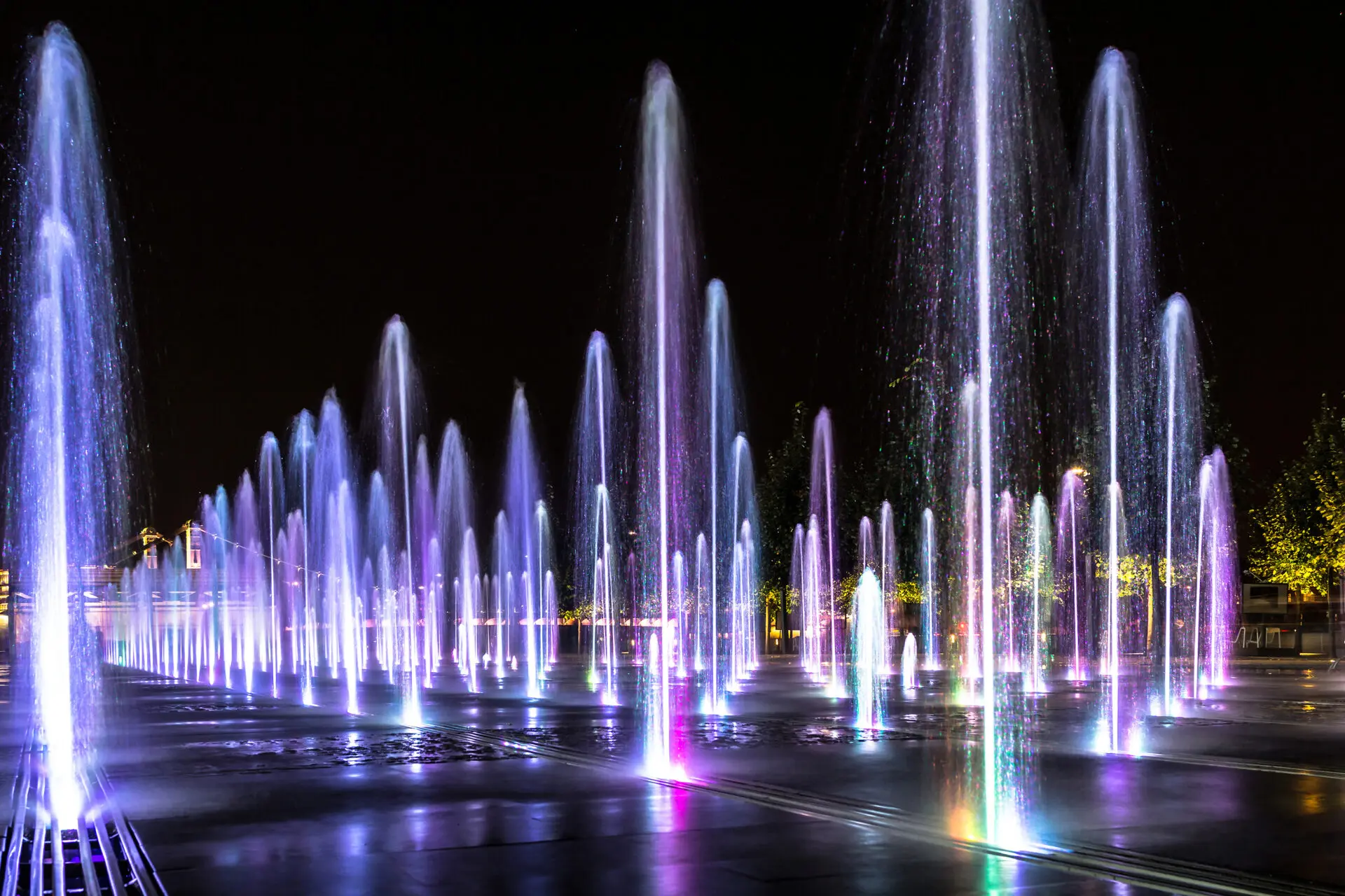 Dry deck fountains: benefits and uses - Fluidra