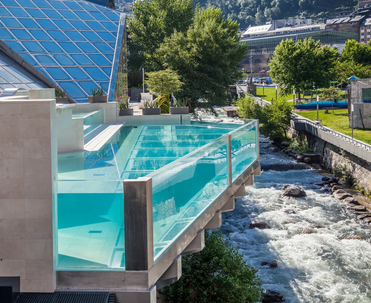 Acrylic pools: characteristics and design - Fluidra